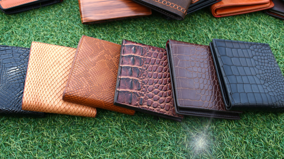 Carteras de Piel Exótica: ¿Lujo Duradero o Capricho Costoso? Ventajas y ...